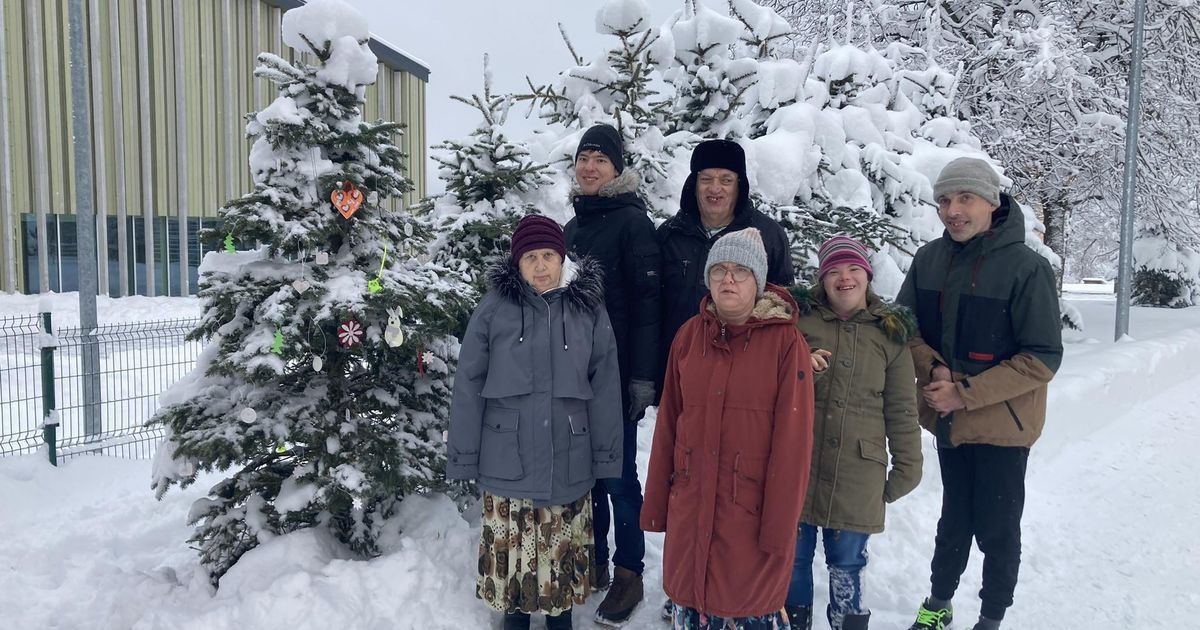 Erivajadustega inimesed ehivad koos koolilastega kuuski helkuritega