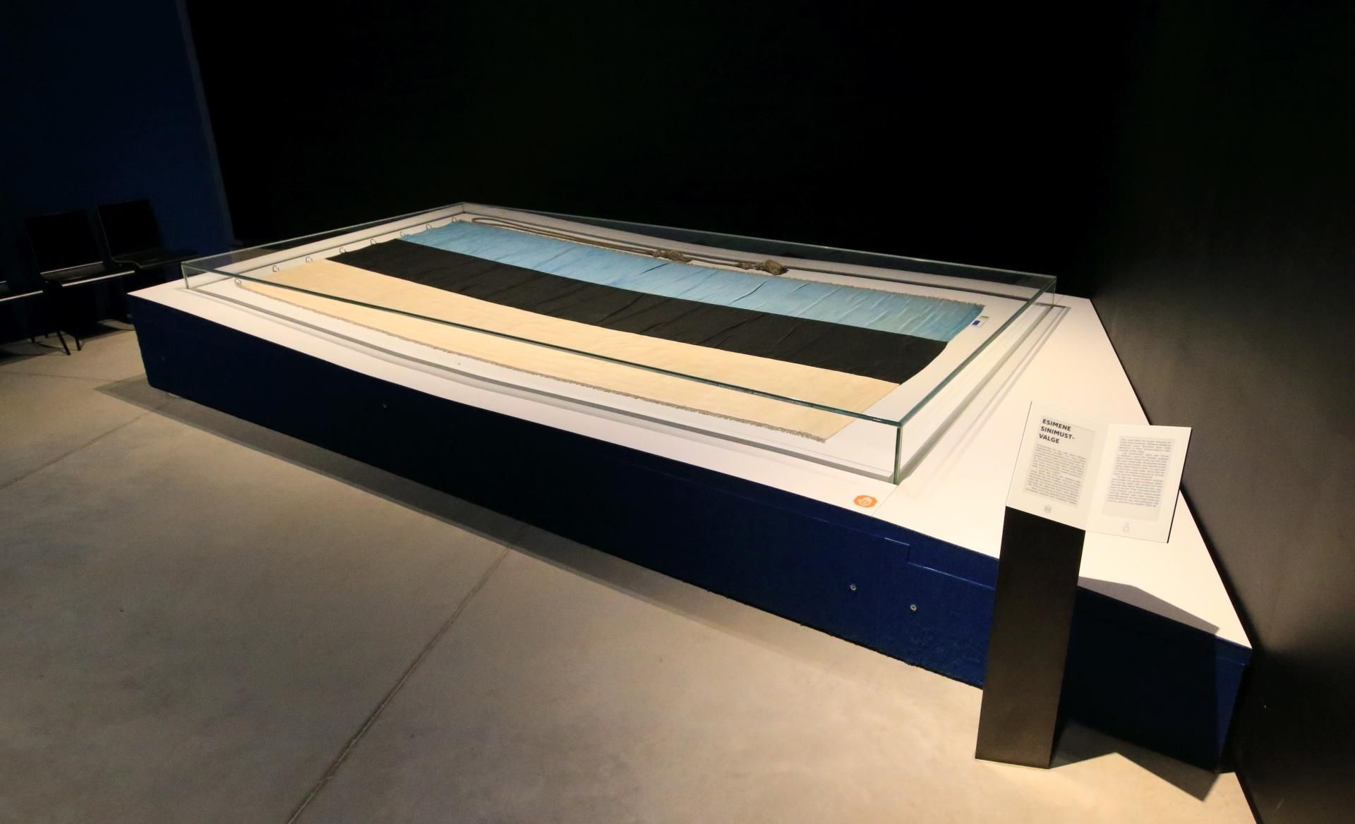 The first Greek flag raised in the city of Thessaloniki in 1912 during ...