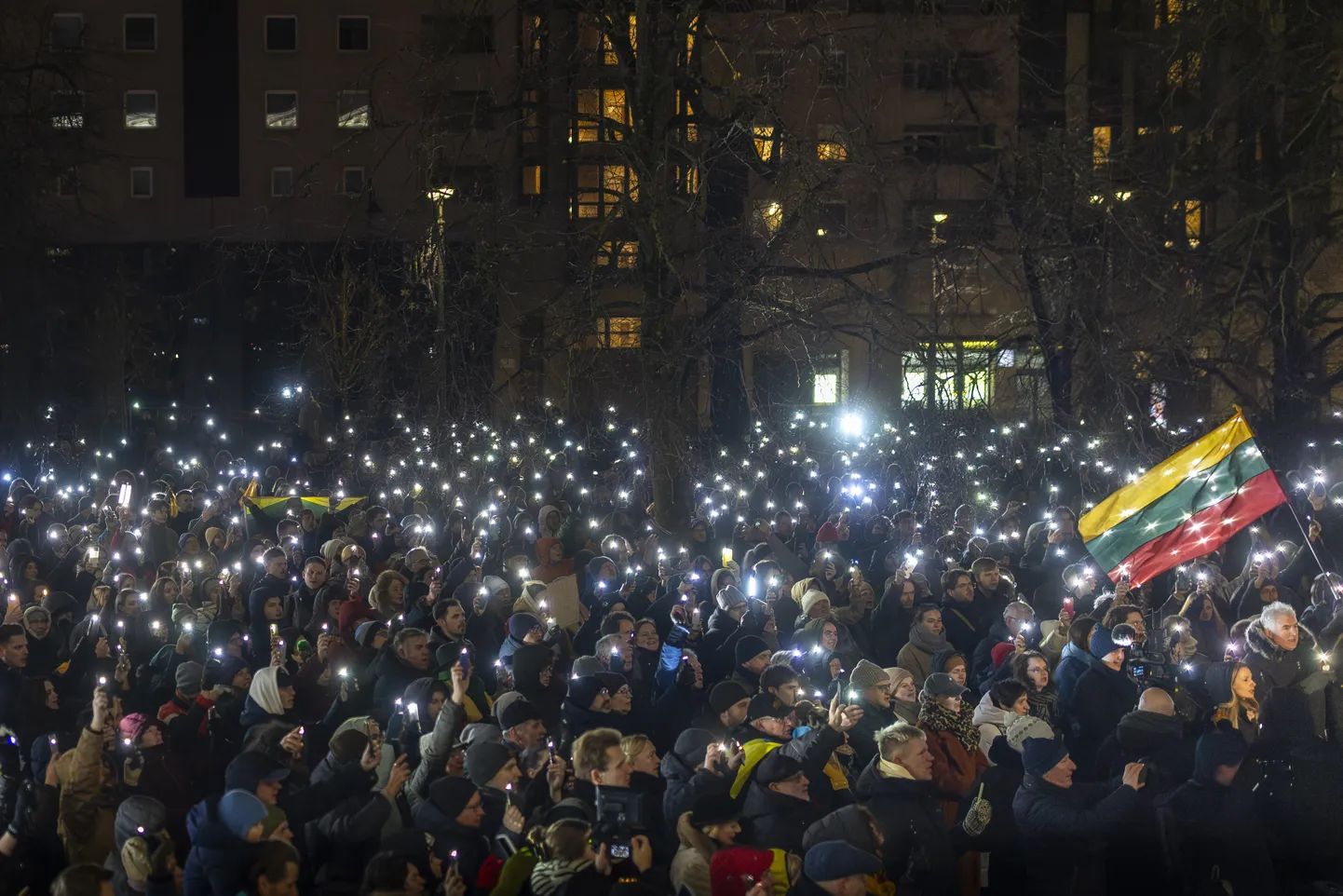 Pie Lietuvas Seima 2000 cilvēku protestē pret populistu "Nemunas ...