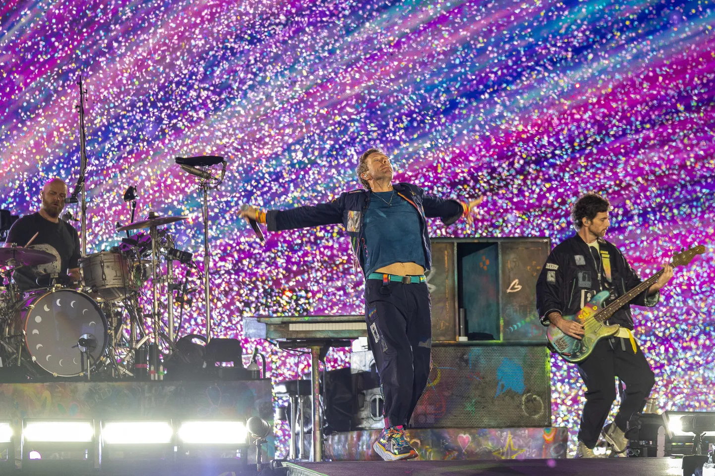 В сети обсуждают измену главы IT-компании на концерте Coldplay, которую ...