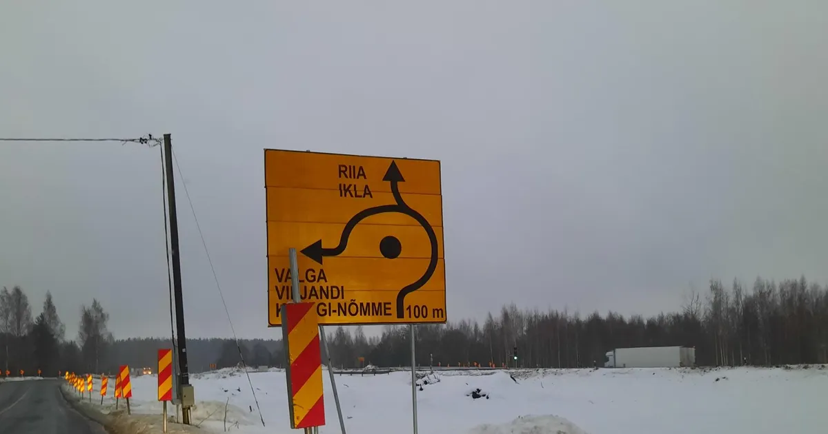Eksitav infotahvel suunab liiklejad Via Balticalt väikesele külateele