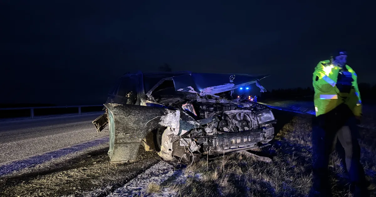 FOTOD Auto sõitis piirdesse, teed on libedad