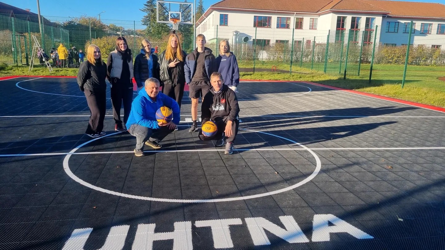 Uhtna põhikool sai uue korvpalliplatsi