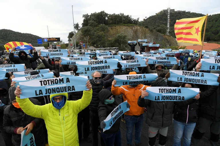 Katalonijas neatkarības atbalstītāji nobloķē šoseju starp Spāniju un ...