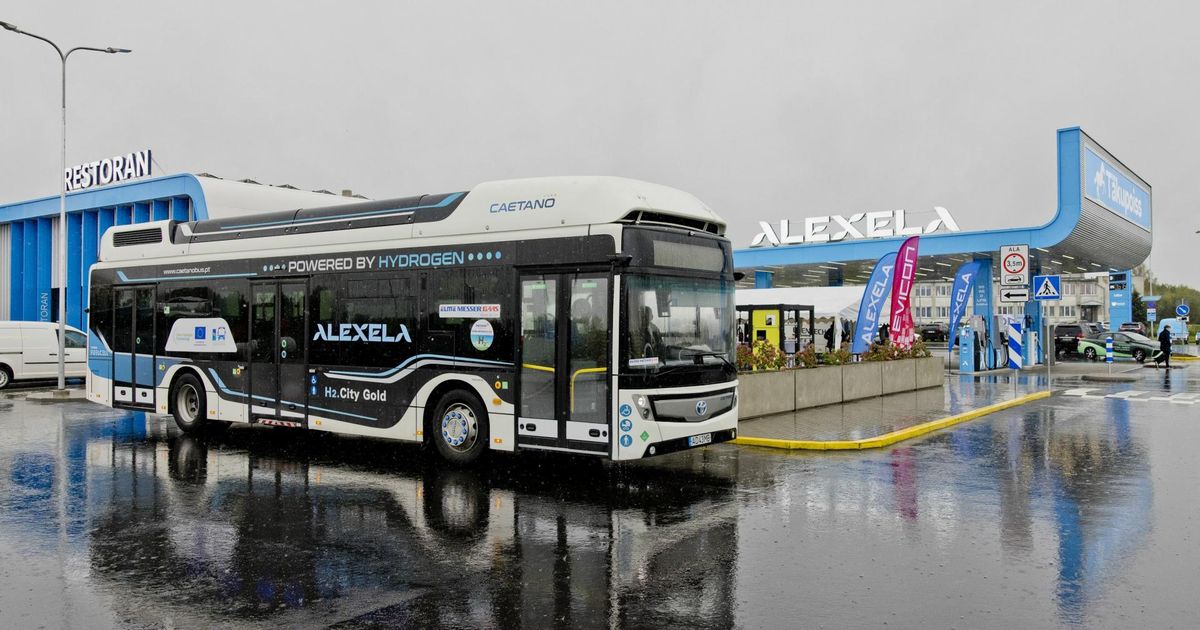 GALERII Sauga uue tankla avamisel uhkeldasid vesinikubuss ja elektriautod