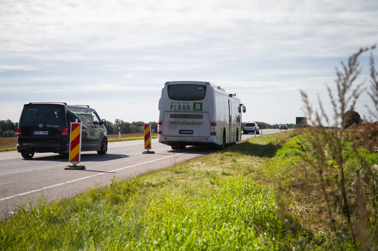 Plaan B katkine kampaaniabuss seisab teist päeva tiheda liiklusega maanteel