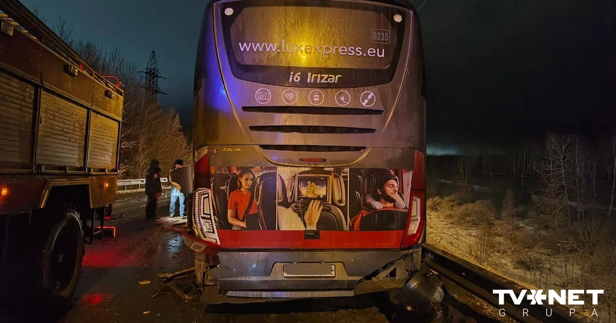ФОТО Следовавший из Таллинна в Петербург автобус Lux Express попал в ...