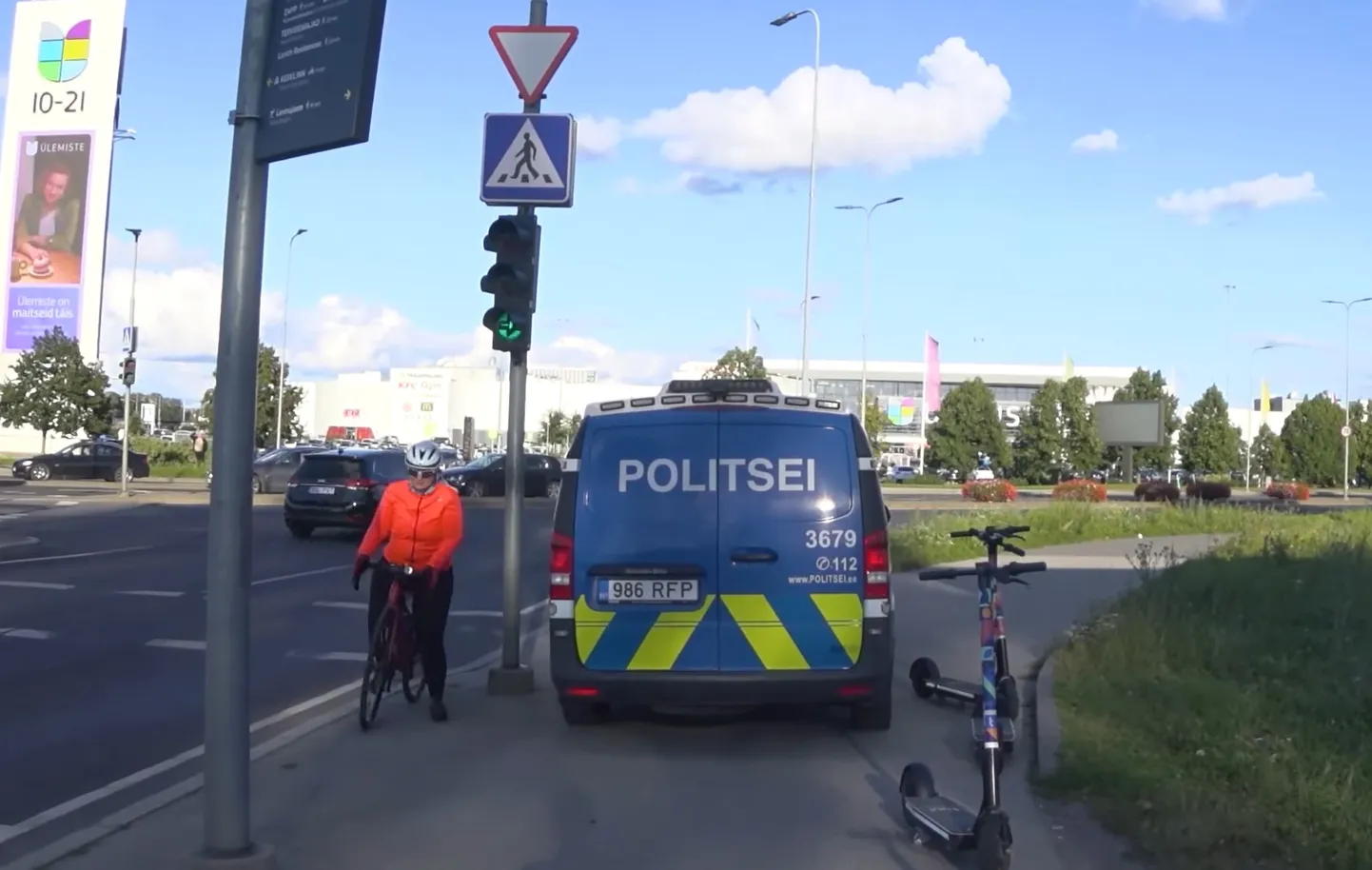 VIDEO Politseiauto parkimine kõnniteel tekitas möödujates küsimusi, PPA ...