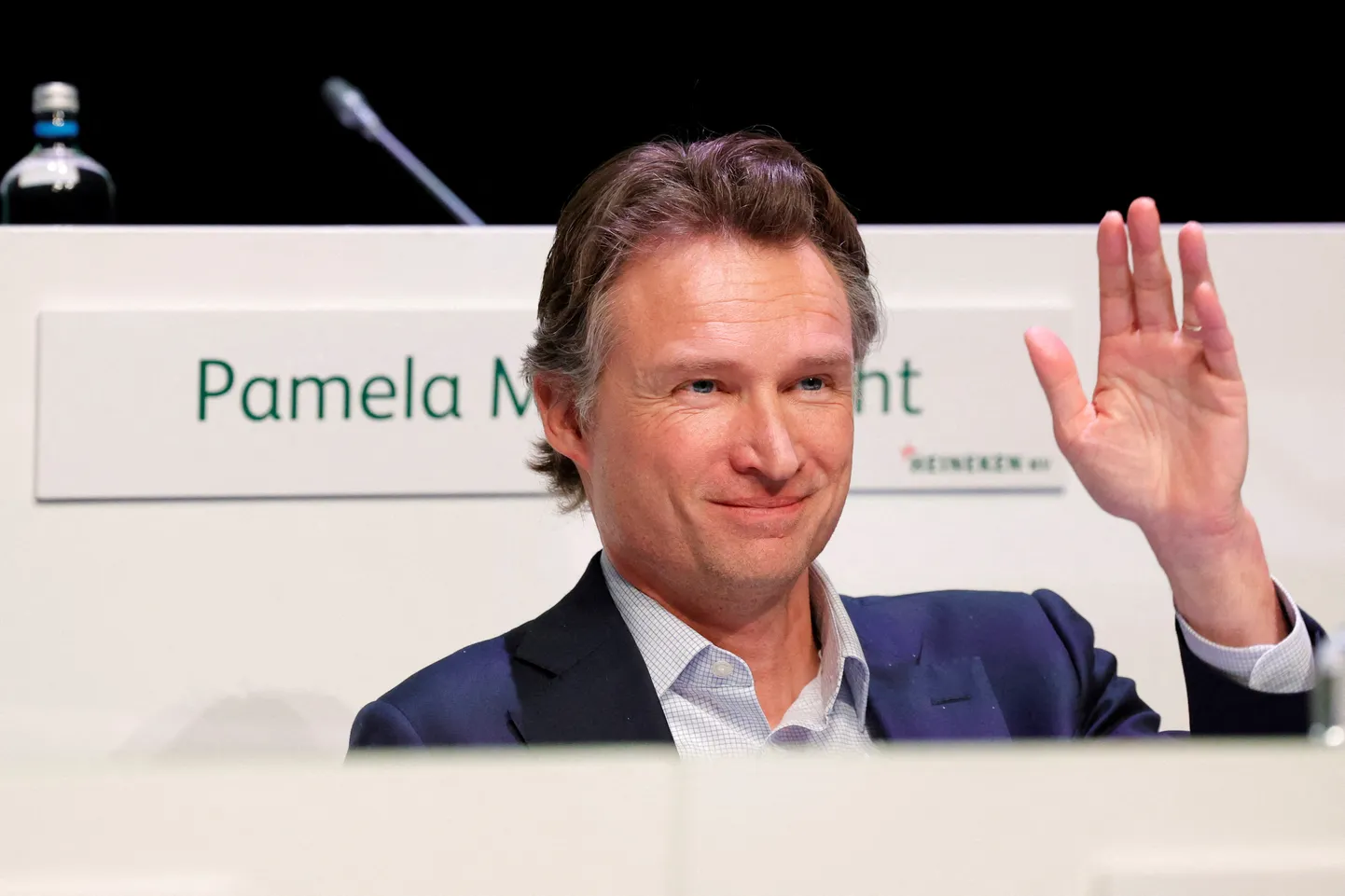 Alus ražotāja "Heineken" vadītājs paziņo par atkāpšanos no amata