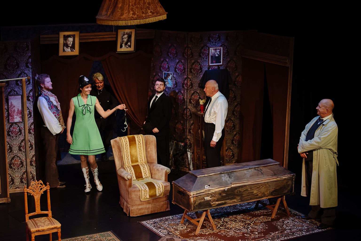 ARVUSTUS: Süsimust komöödia sellest, kes me tegelikult oleme