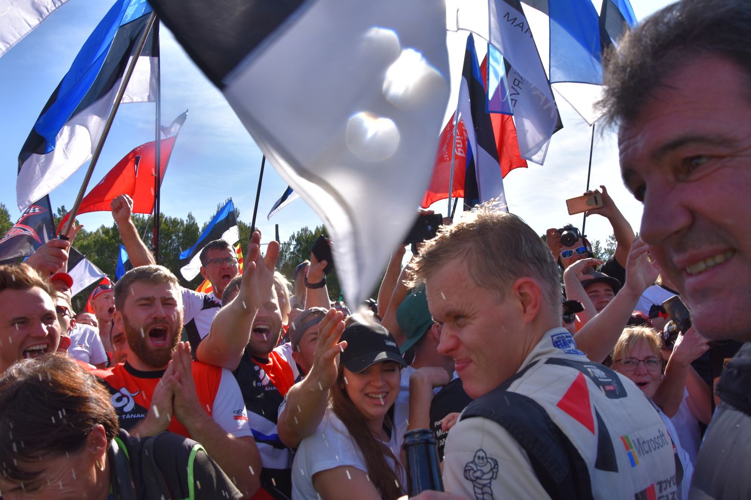 WRC reporter Colin Clark jumaldab Eesti rallifänne: neid kogunes sinna ...