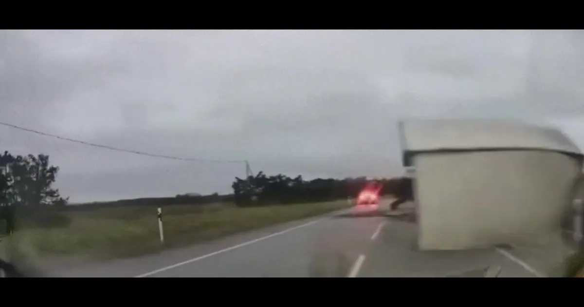 Tallinna-Narva maanteel sõitis veoauto vastassuunavööndisse ja põrkas ...