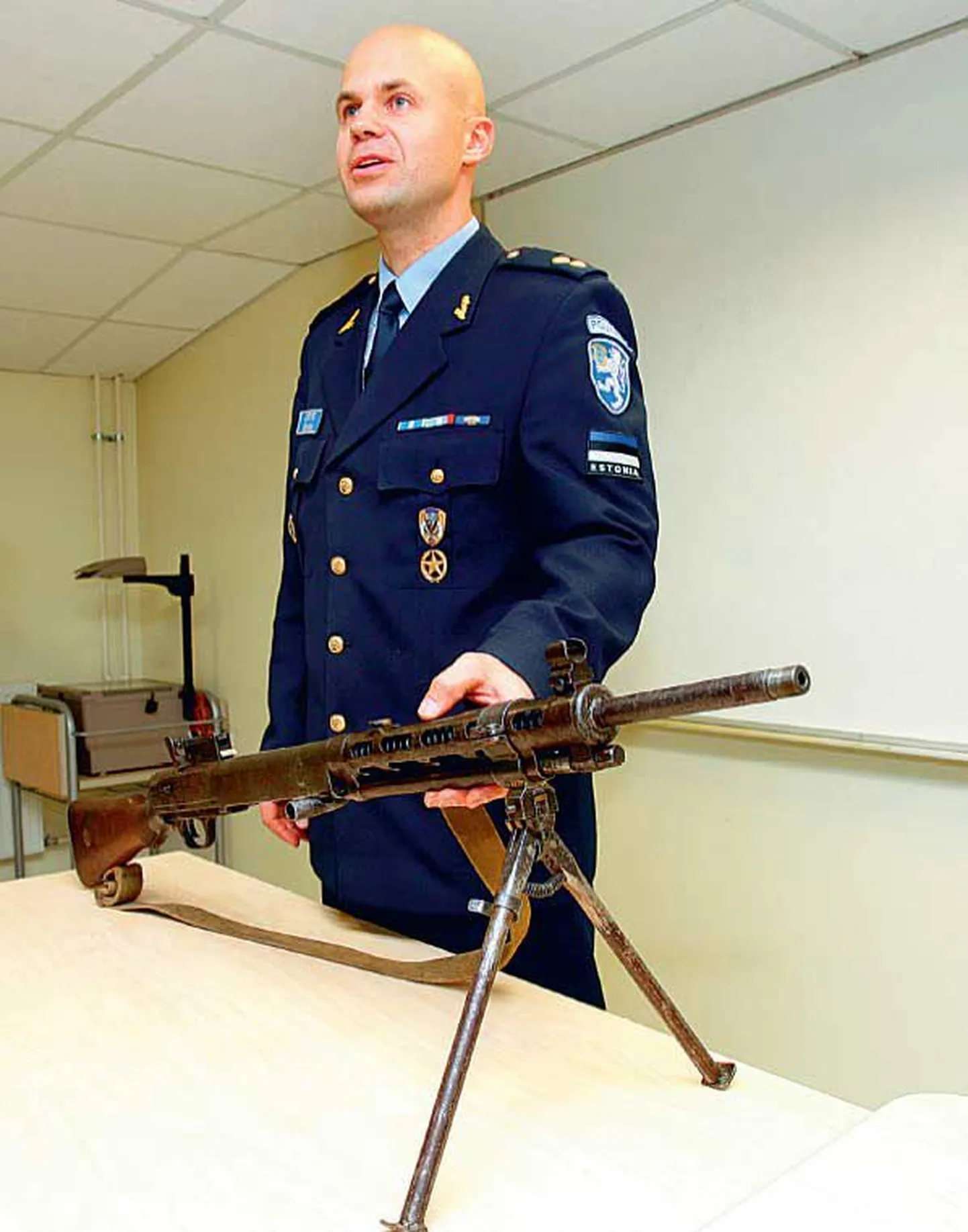 Relvakampaania tõi politseisse üliharuldase püstol-kuulipilduja