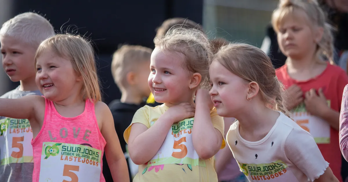 Pildid. Lapsed lippasid järve ääres