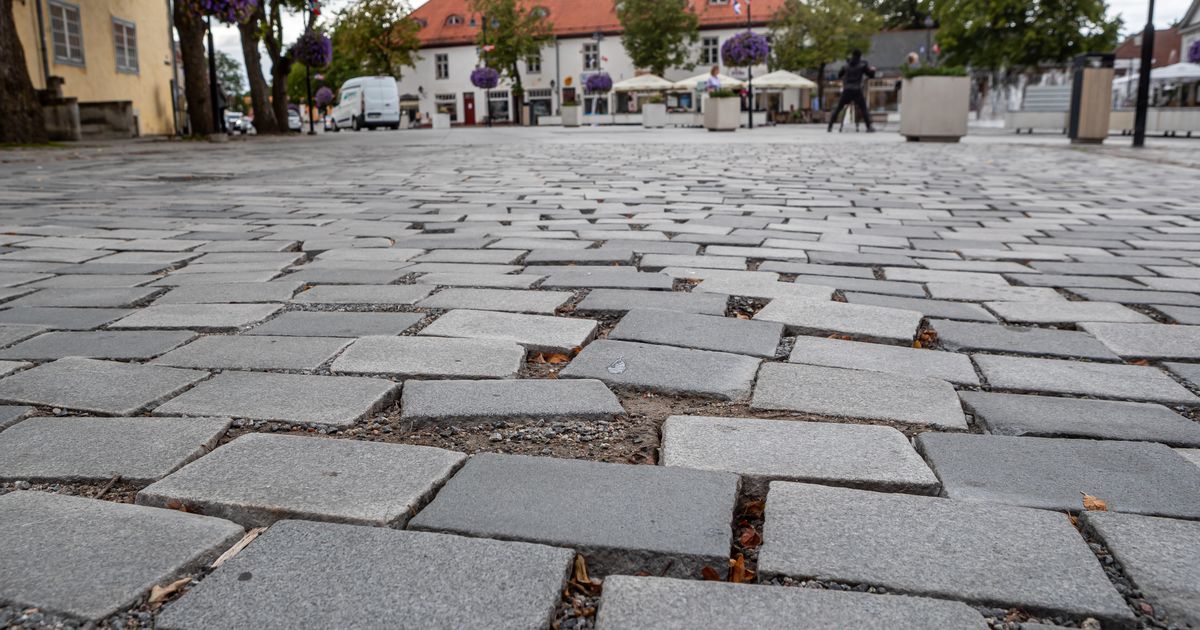 Saaremaa vallavõim nõuab südalinna tuksis sillutise eest poolt miljonit