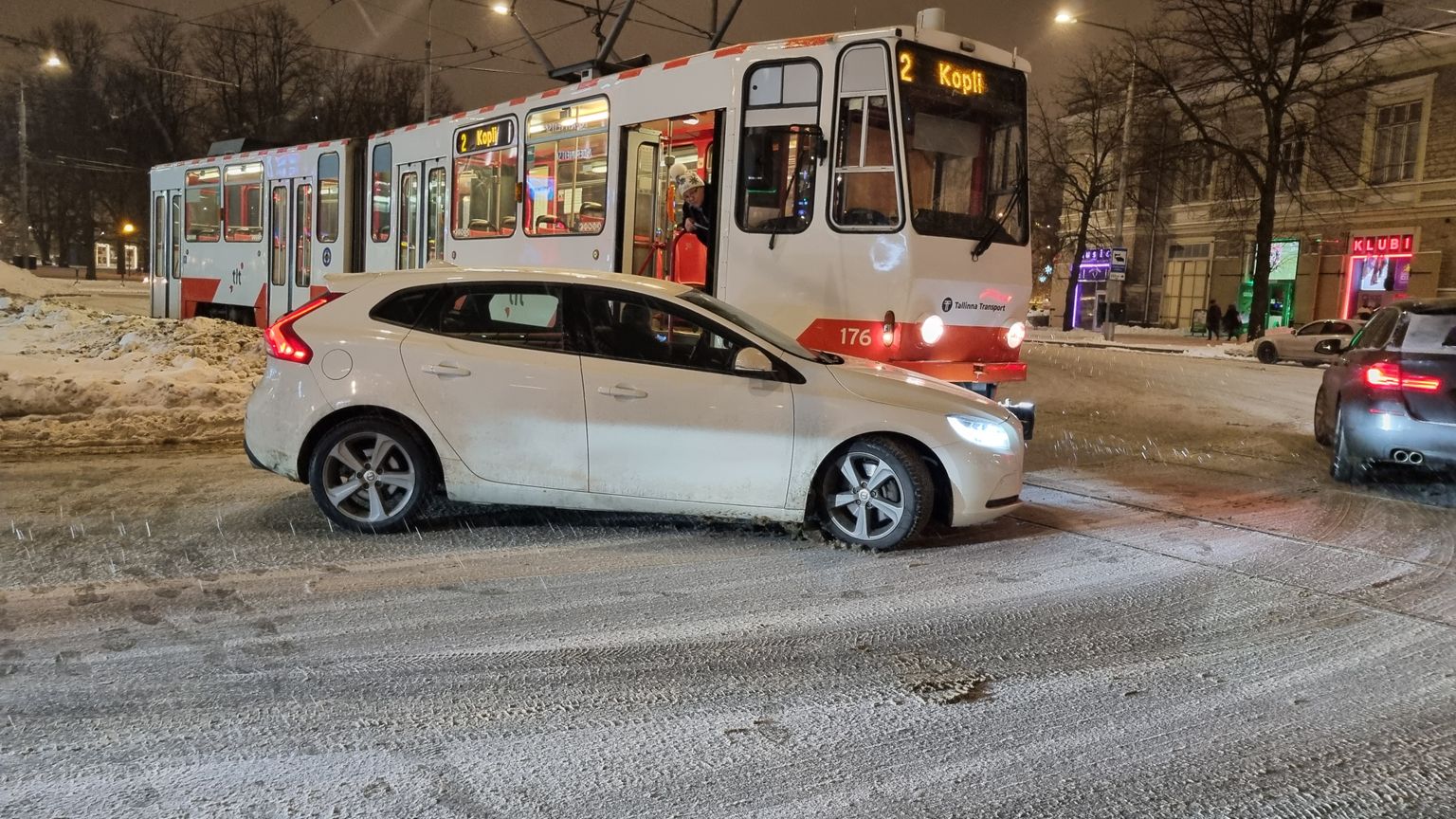 LUGEJA FOTOD Mere puiesteel sõitis auto trammile otsa