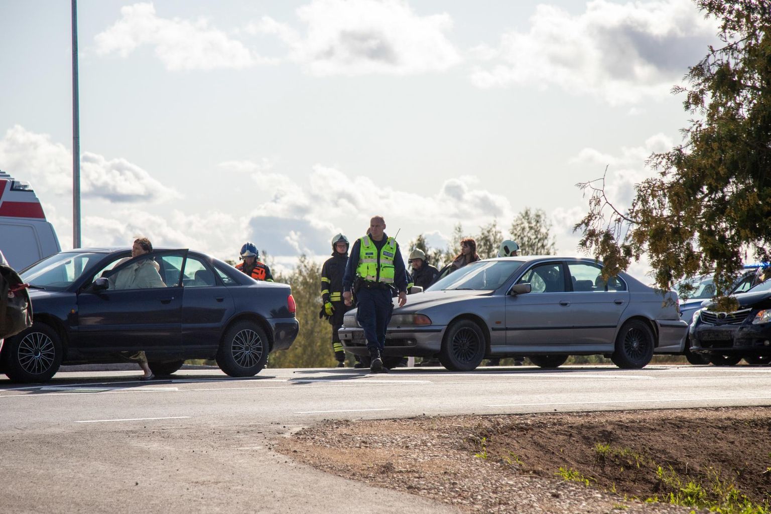 Kalmetu kooli ees juhtus kolmikavarii
