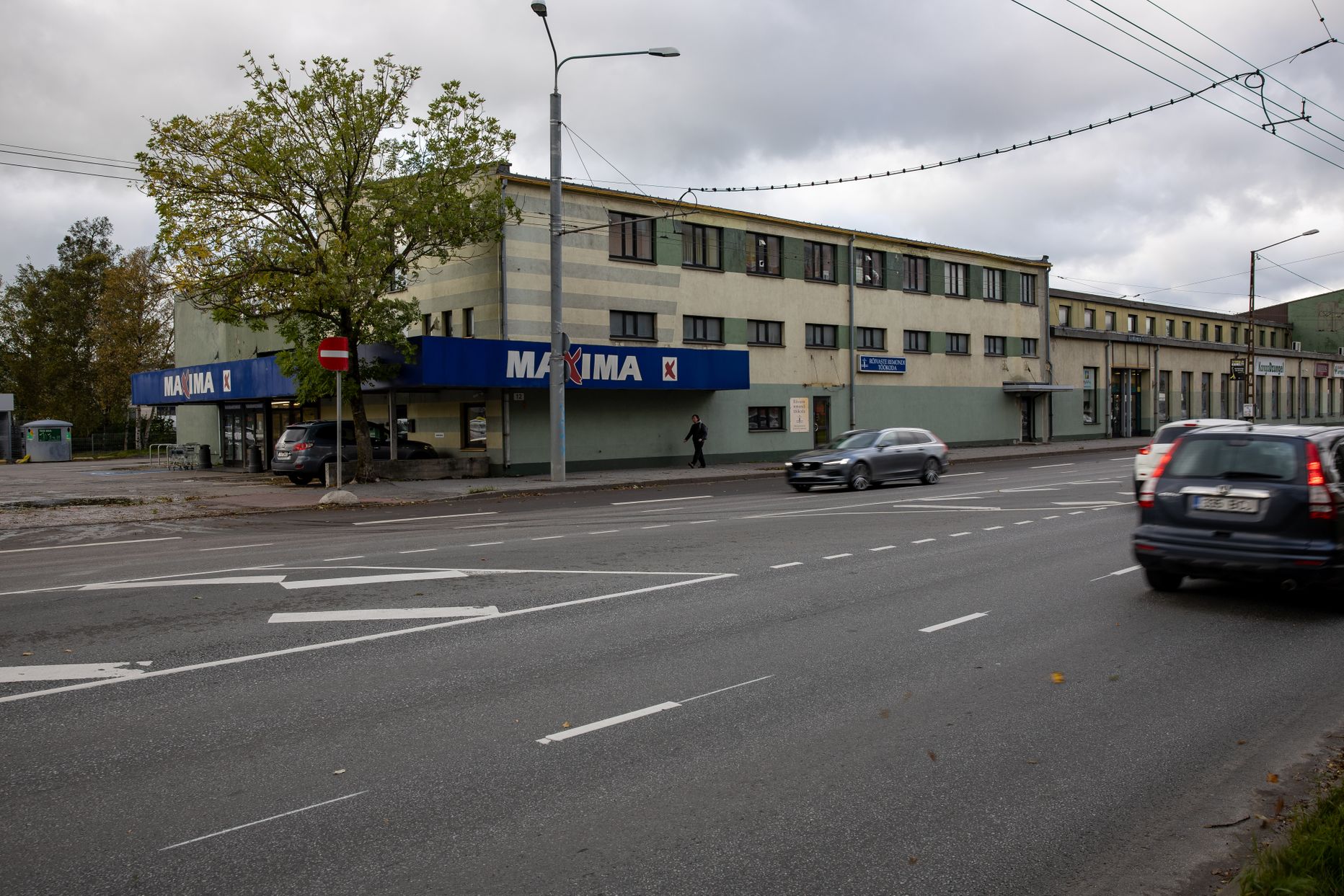 FOTOD Tormituul rebis Maxima kaupluse katuselt maha tõrvapapi
