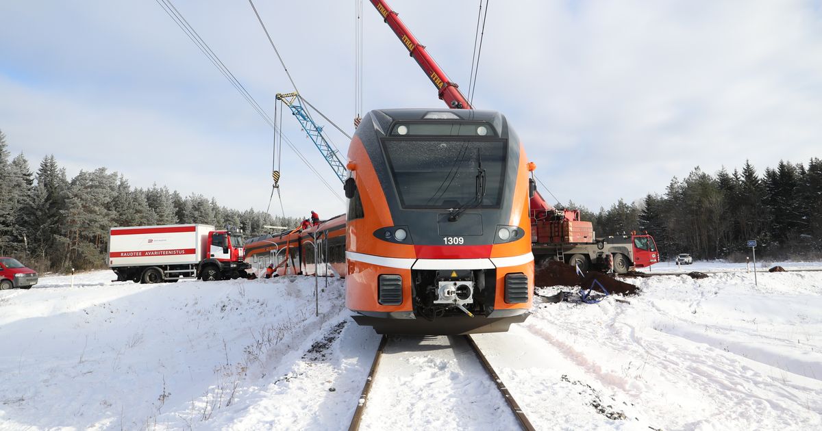 Fotod ja video: raudteelt maha rammitud Elroni rong tõsteti rööbastele