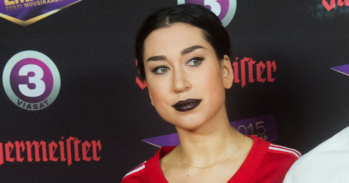 Piltuudis: Nancy tütar näitab käekotti, mille hind on kohe eriti krõbe!