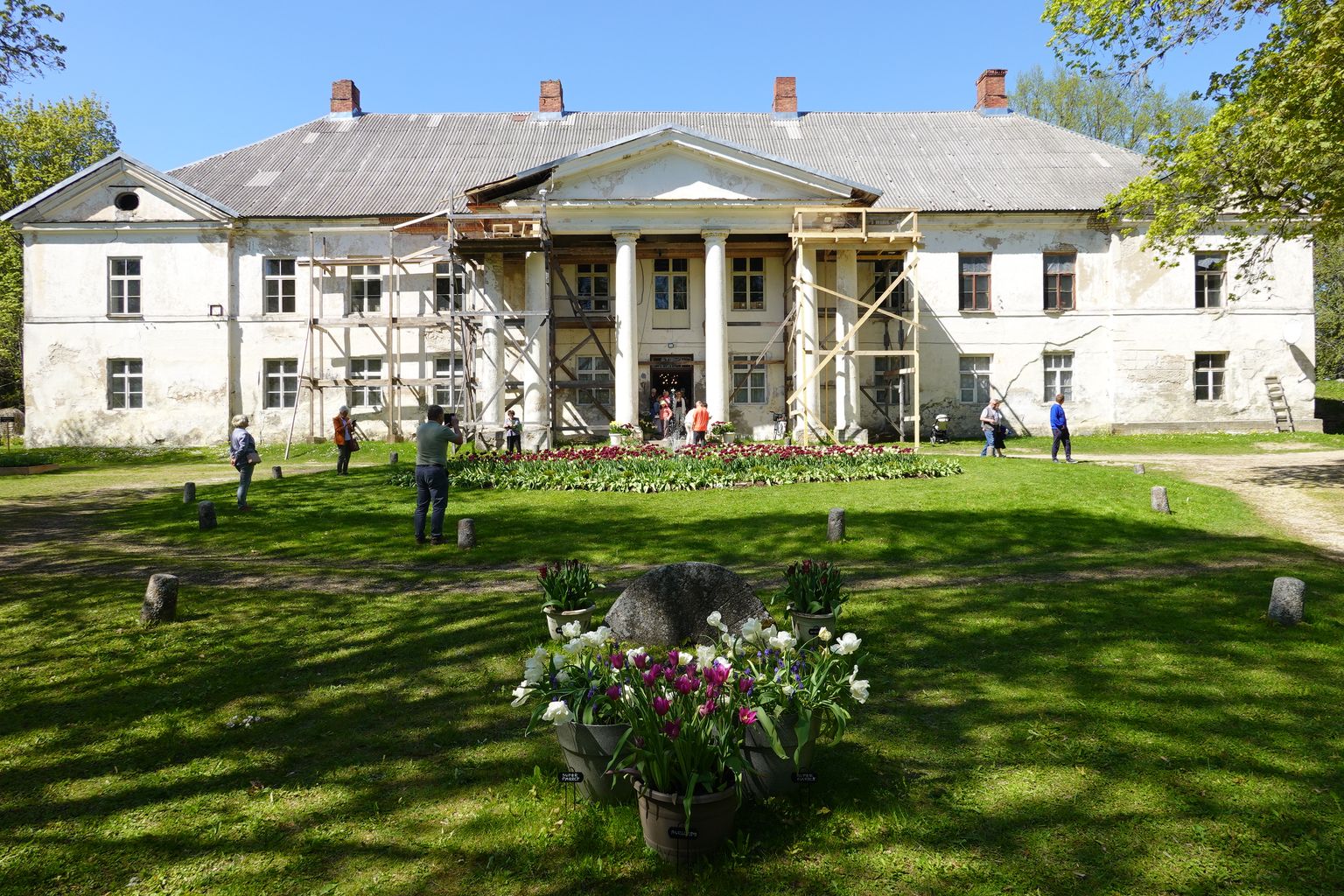 Mõis müüb katuse kivi kivi haaval maha