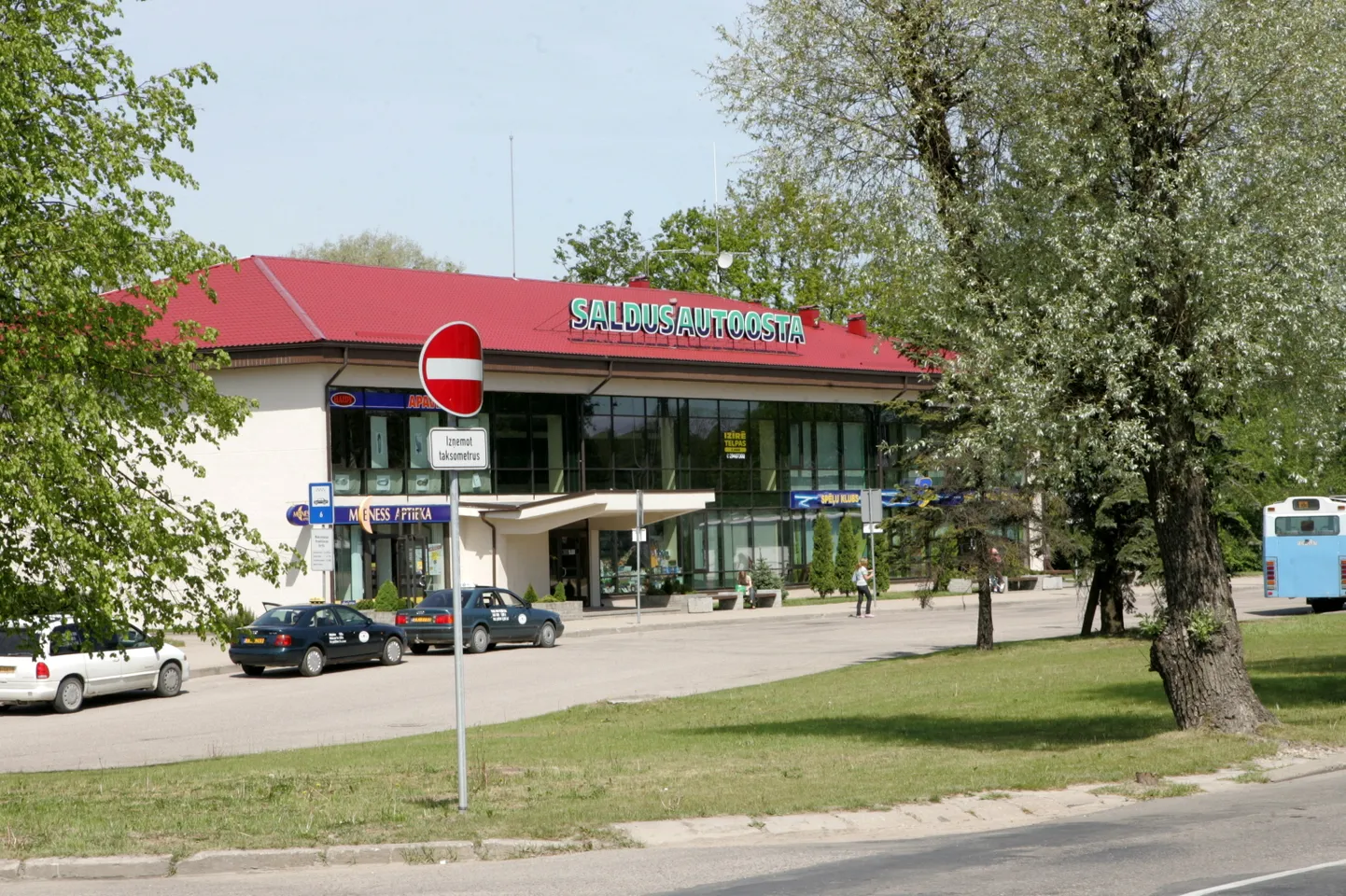 VIDEO "Dieva pamesta pilsēta!" Saldus apmeklētāja sašutusi par maksas ...