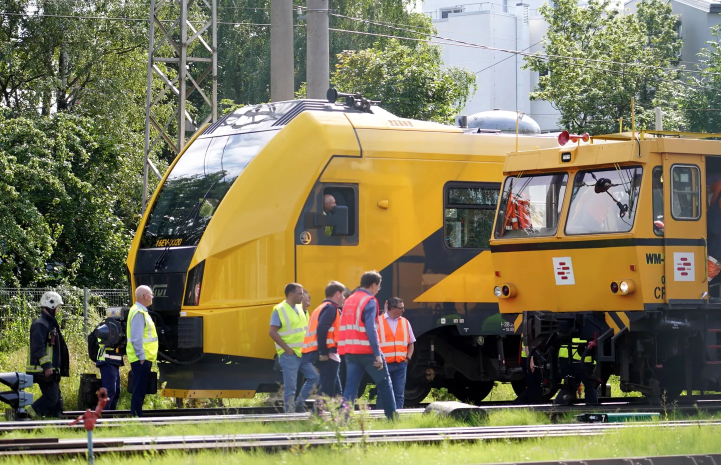 FOTO Rīgas stacijā Ogres reisa pasažieru vilciens sadūries ar LDz ...