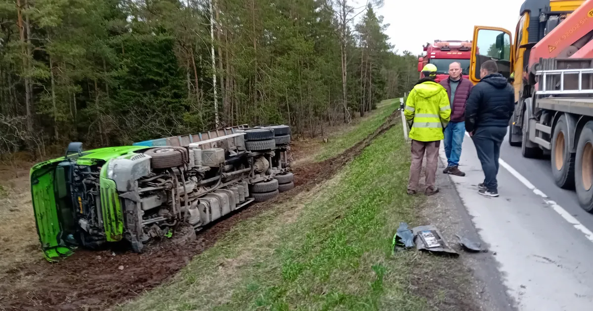 FOTOD Kraavi sõitnud veok häirib Tallinna-Paldiski maanteel liiklust